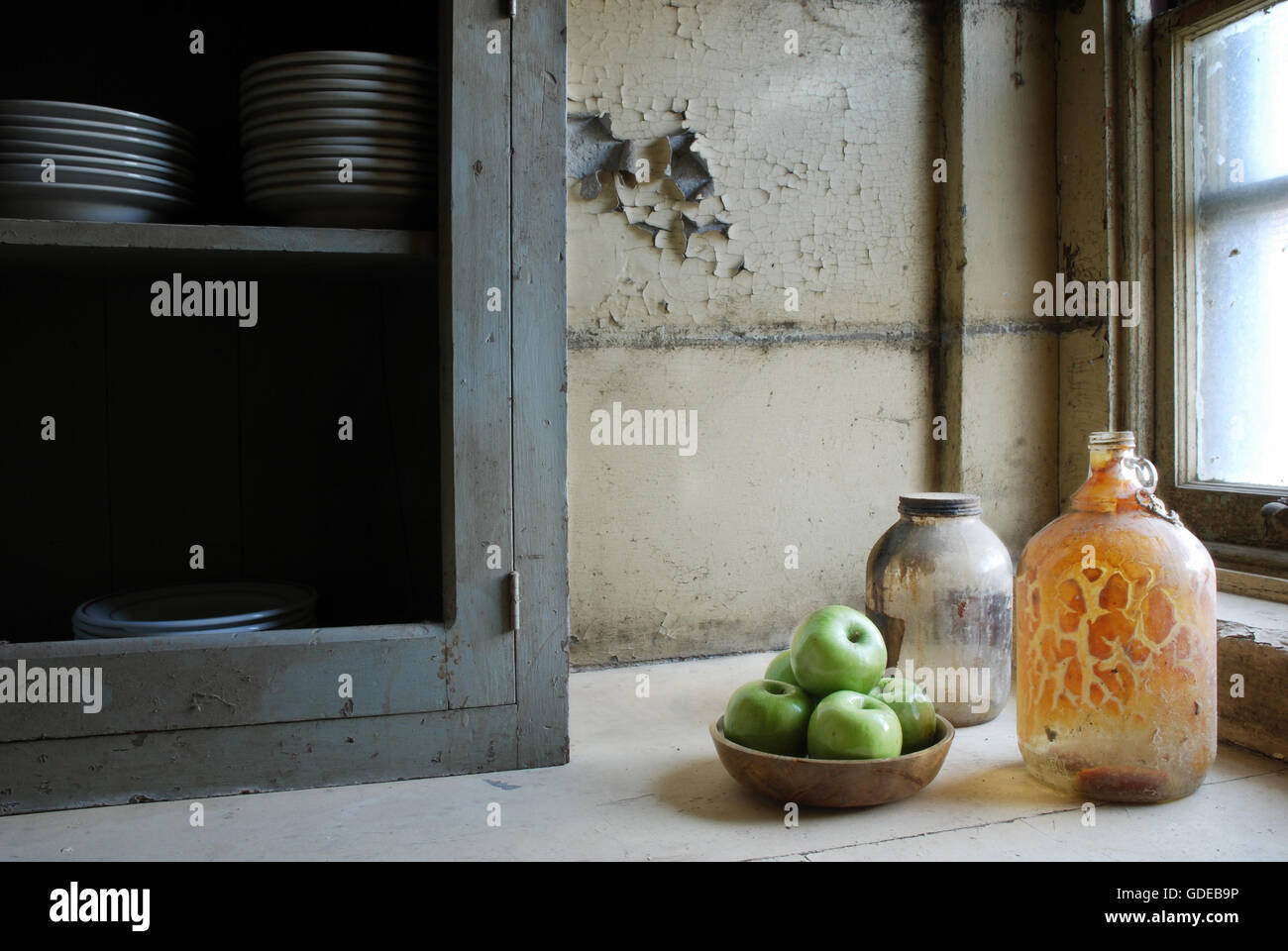 Granny Smith apples in an old deteriorating kitchen Stock Photo - Alamy