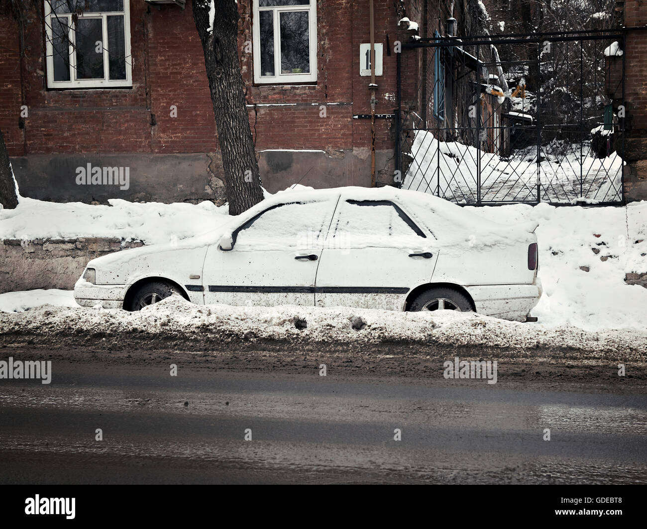 Roadside car parking hi-res stock photography and images - Alamy