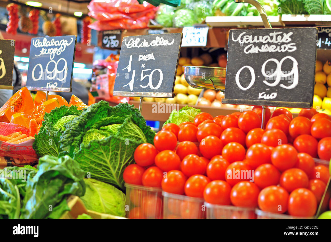 Cheap supermarket vegetables hi-res stock photography and images - Alamy