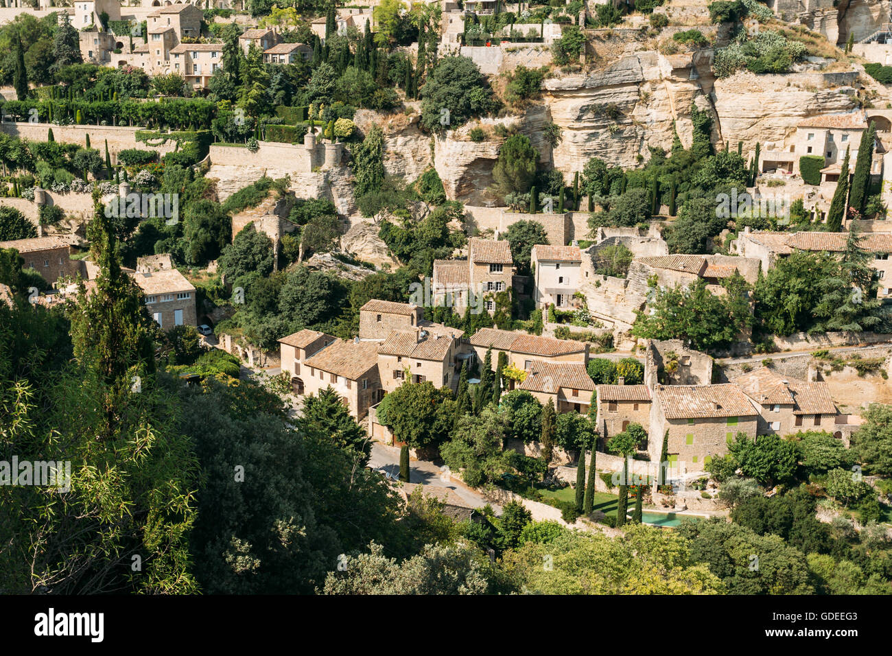 Beautiful scenic view of medieval hilltop village of Gordes in Provence ...