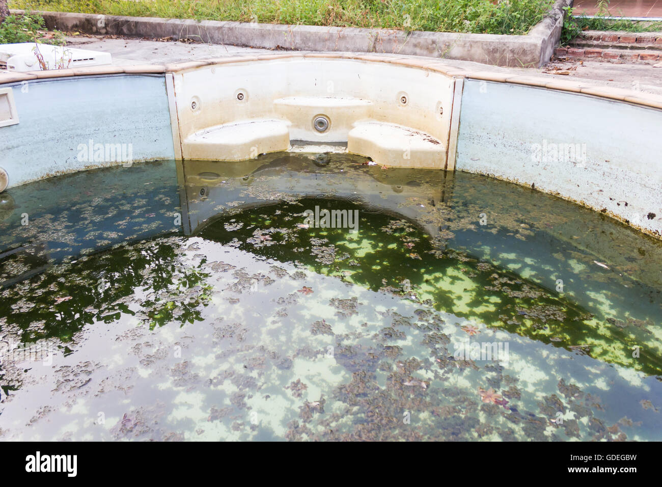 Abandoned and unclean swimming pool Stock Photo - Alamy
