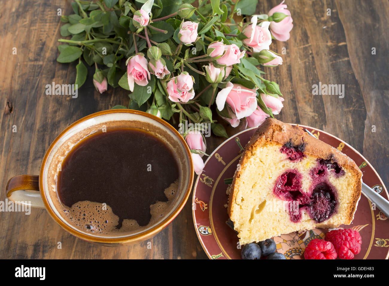 Break with Coffee, Cake and Pink Roses Stock Photo - Alamy