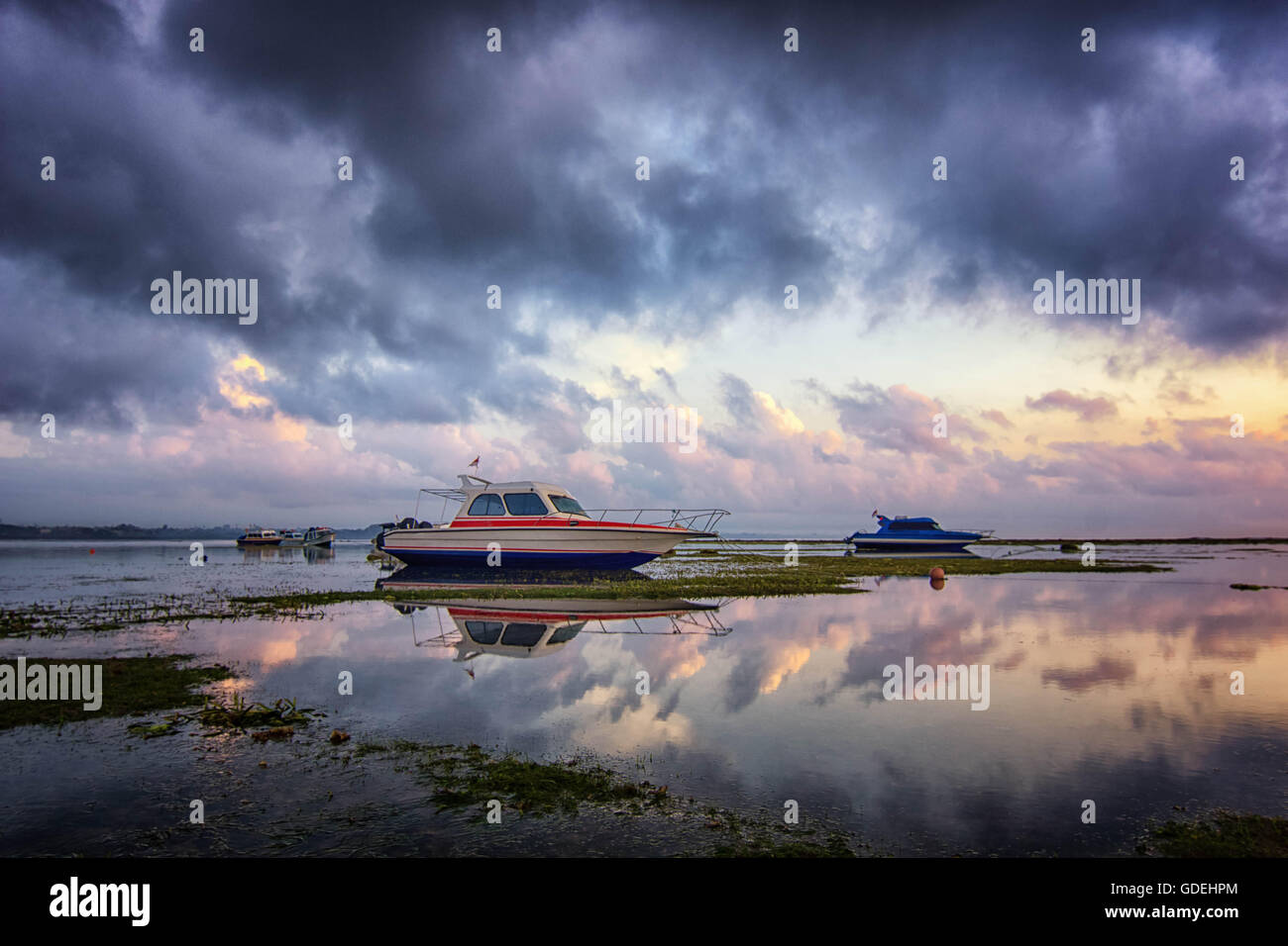 Speed boat beach low tide hi-res stock photography and images - Alamy