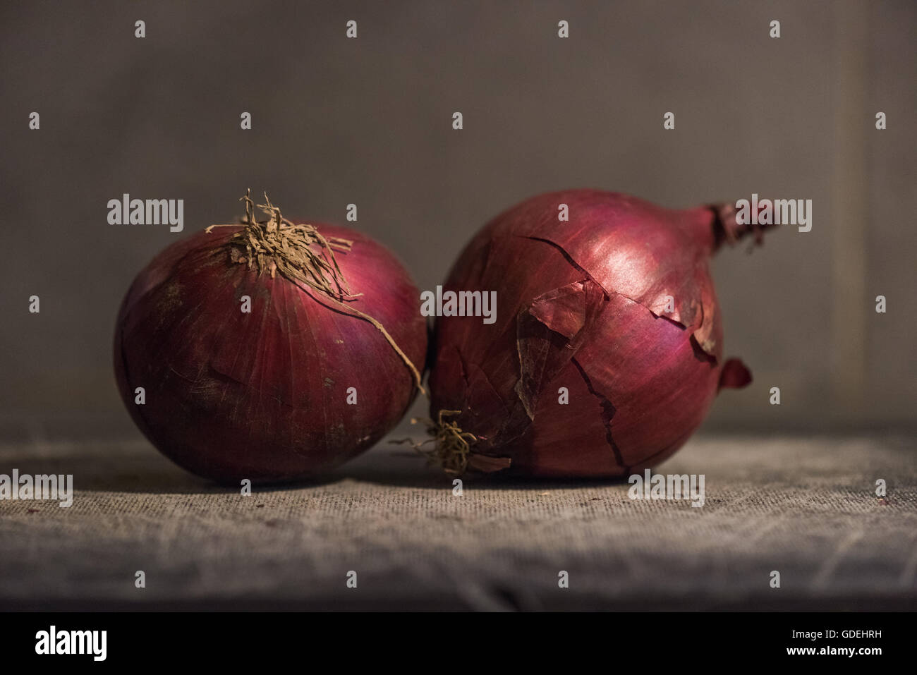 Red onion still life Stock Photo - Alamy