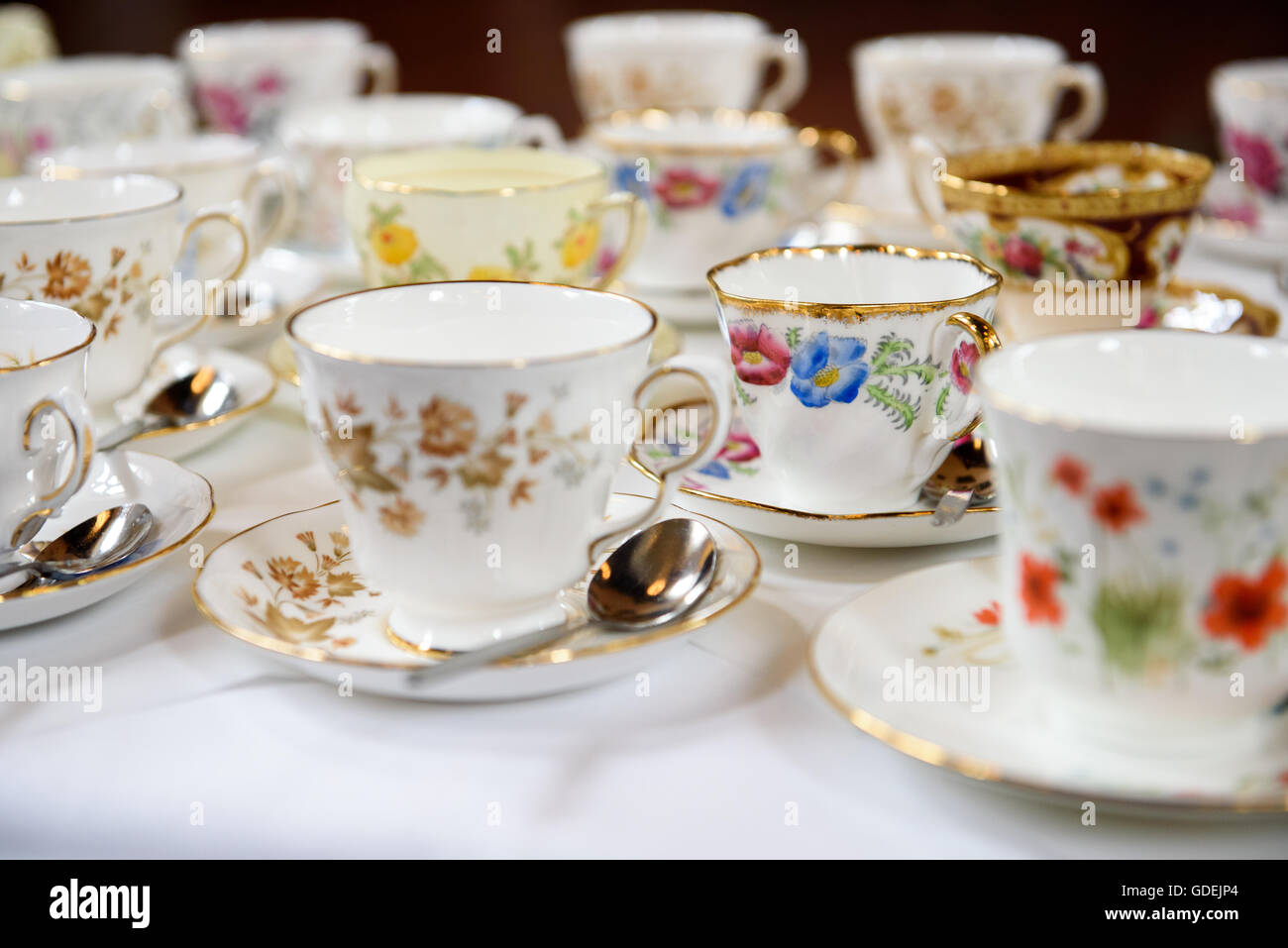 Porcelain objects hi-res stock photography and images - Alamy