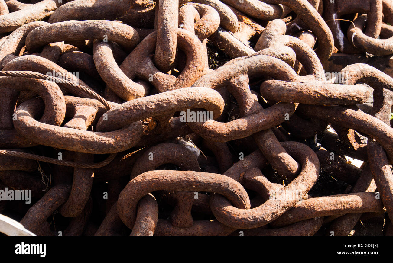 Close-up of rusty steel chains Stock Photo - Alamy