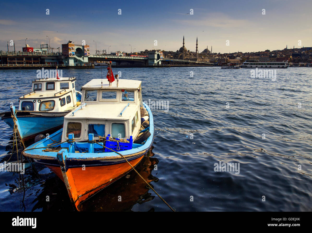 Two boats on river city hi-res stock photography and images - Alamy