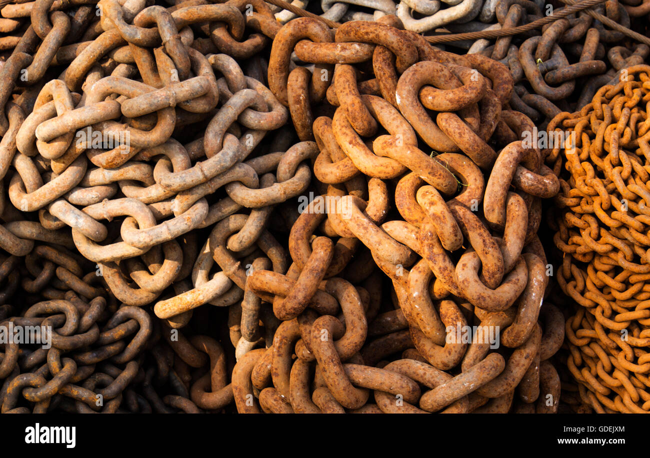 Rusty chains close up still life hi-res stock photography and images ...