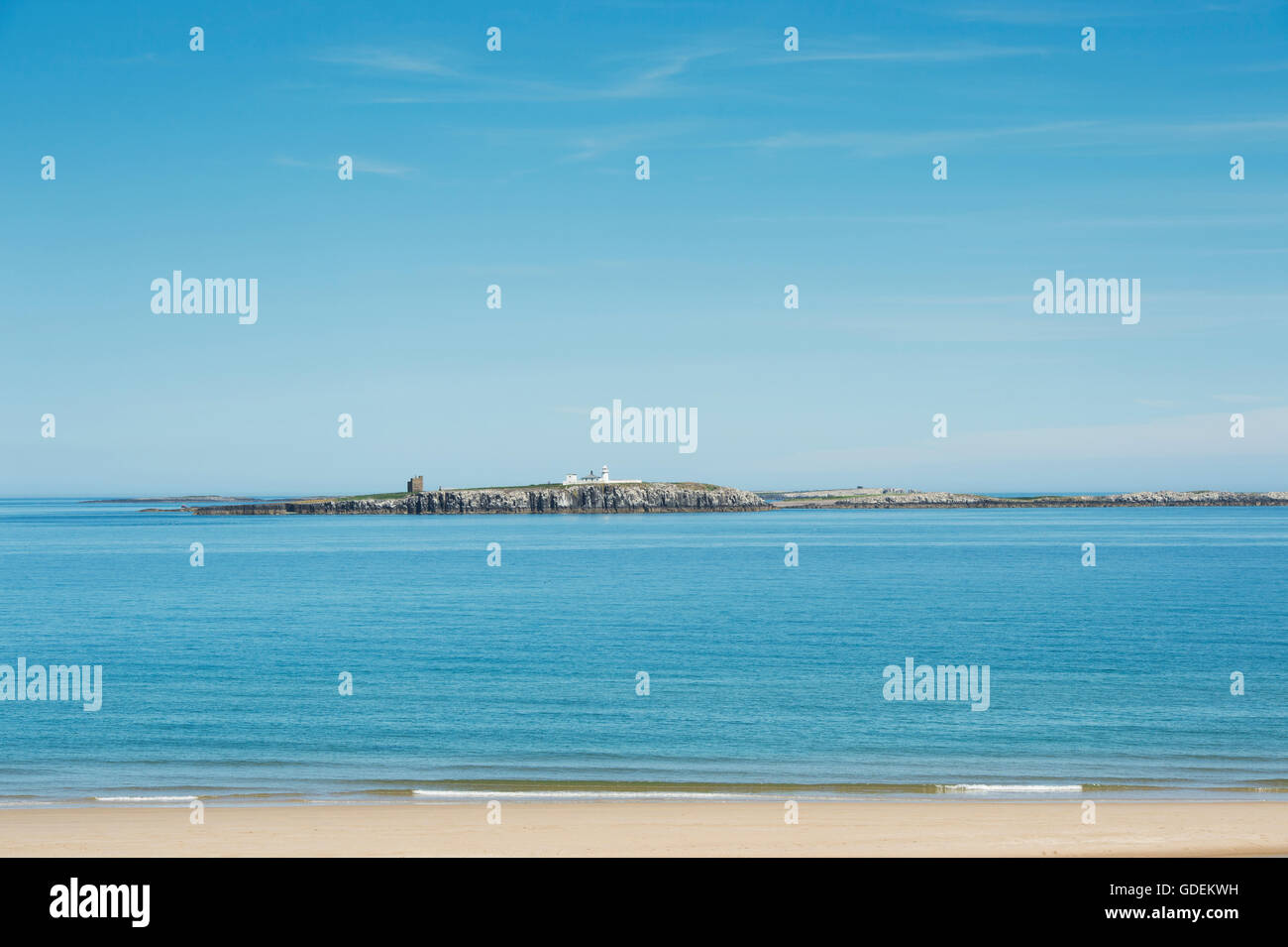 Rocky islands off the coast hi-res stock photography and images - Alamy