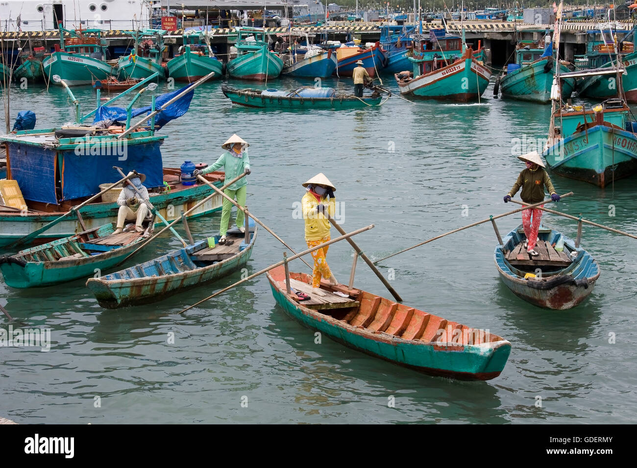 Women in traditional rowboats hi-res stock photography and images - Alamy
