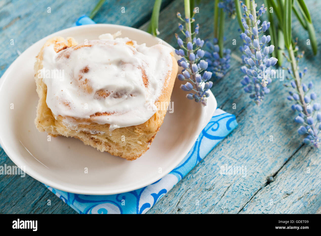 Buns, rolls with icing on the grid Stock Photo - Alamy