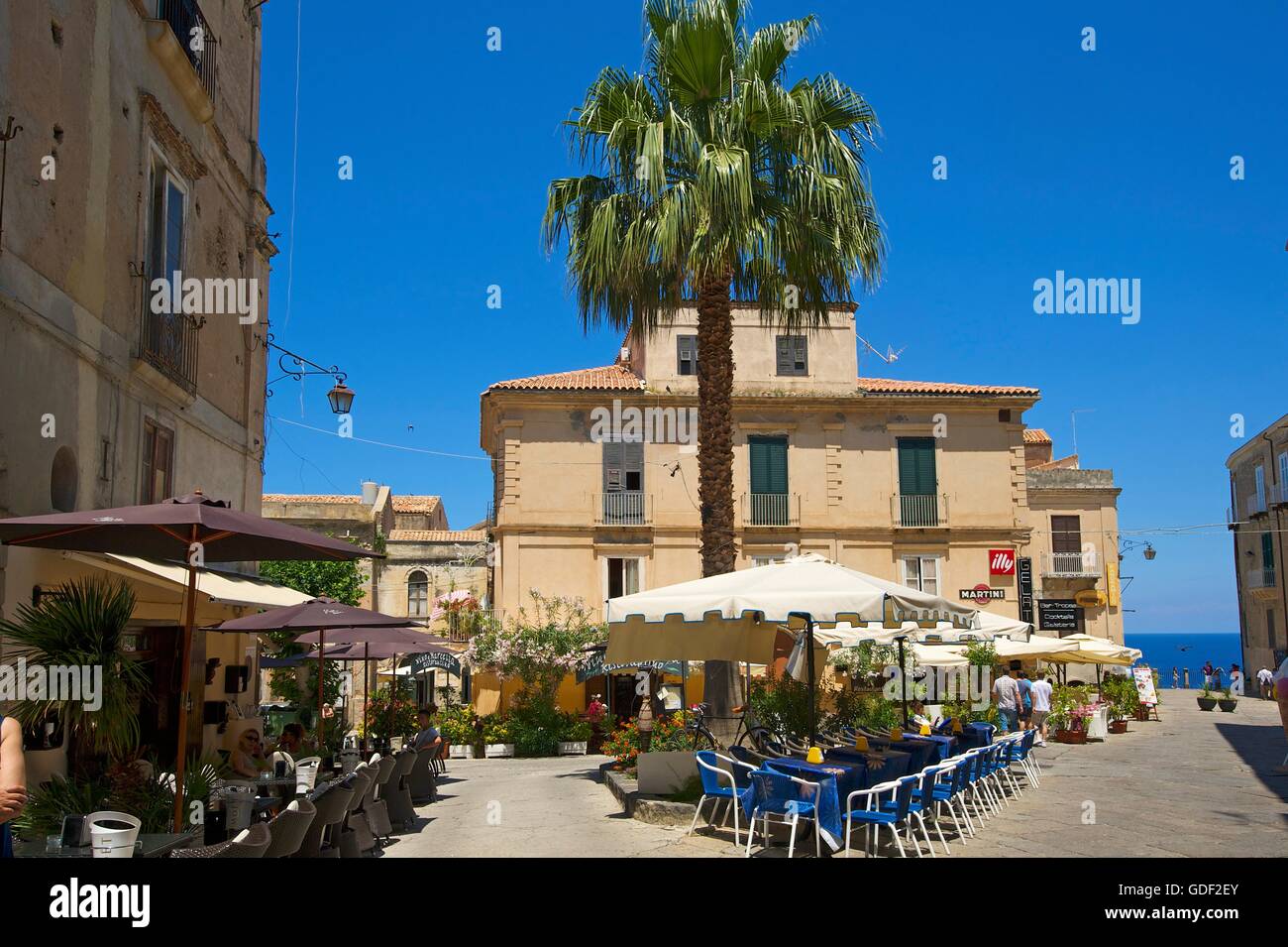 Street Cafe, Old Town, Tropea, Calabria, Italy Stock Photo - Alamy