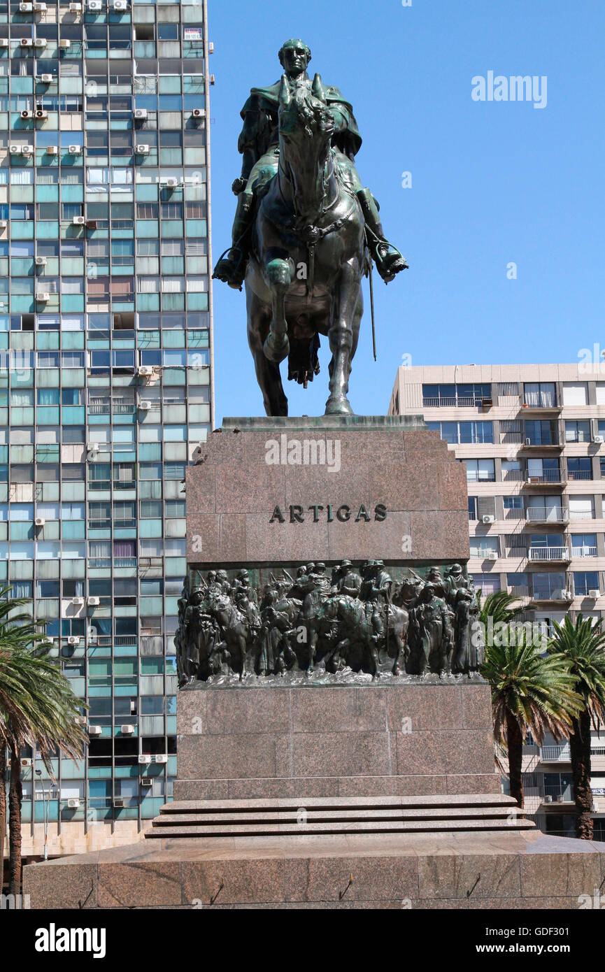 Montevideo statue hi-res stock photography and images - Alamy