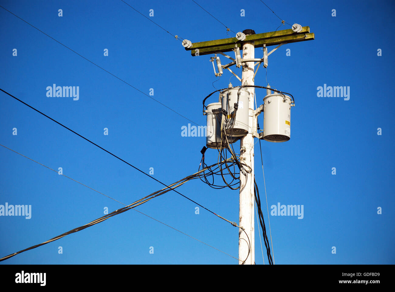 Blue sky electricity pole hi-res stock photography and images - Alamy