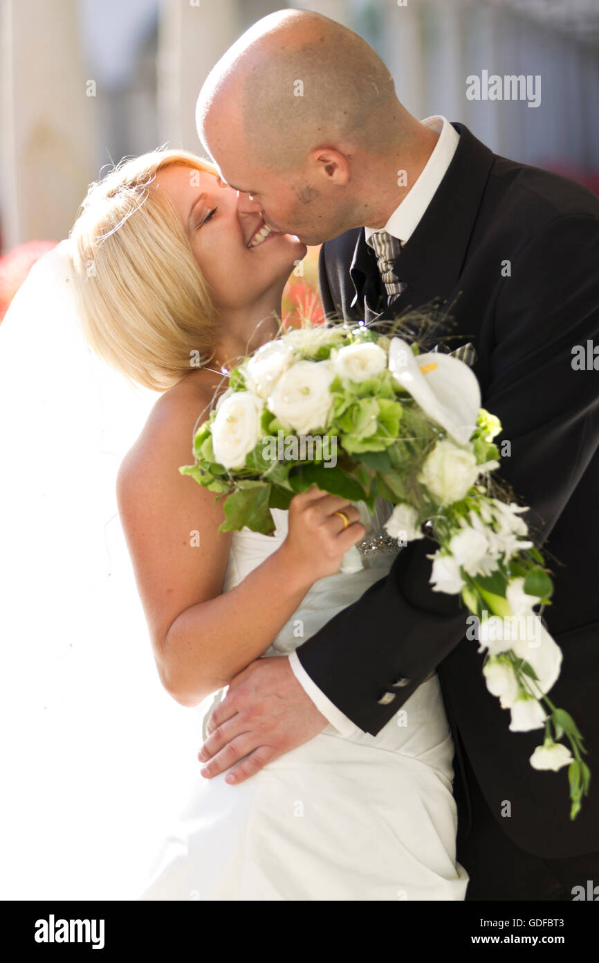 Happy bridal couple, kissing Stock Photo - Alamy