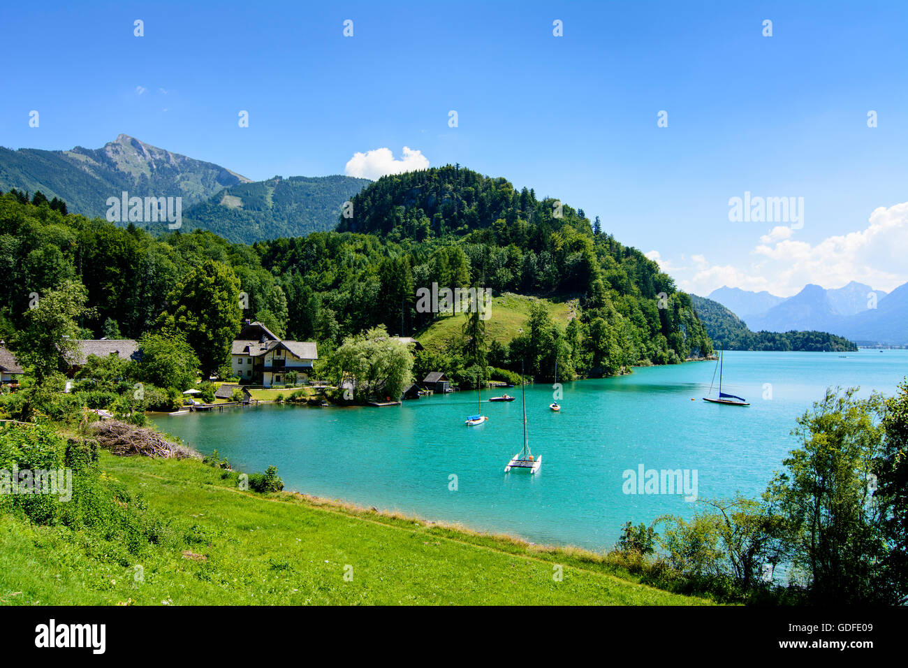 Sankt Gilgen: lake Wolfgangsee at Brunnwinkl, left mount Schafberg ...