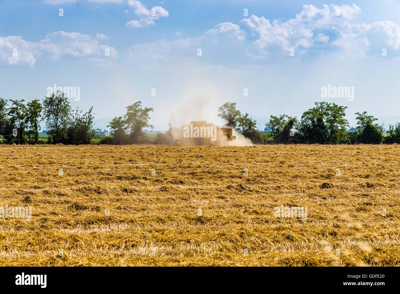 Threshing machine hi-res stock photography and images - Alamy