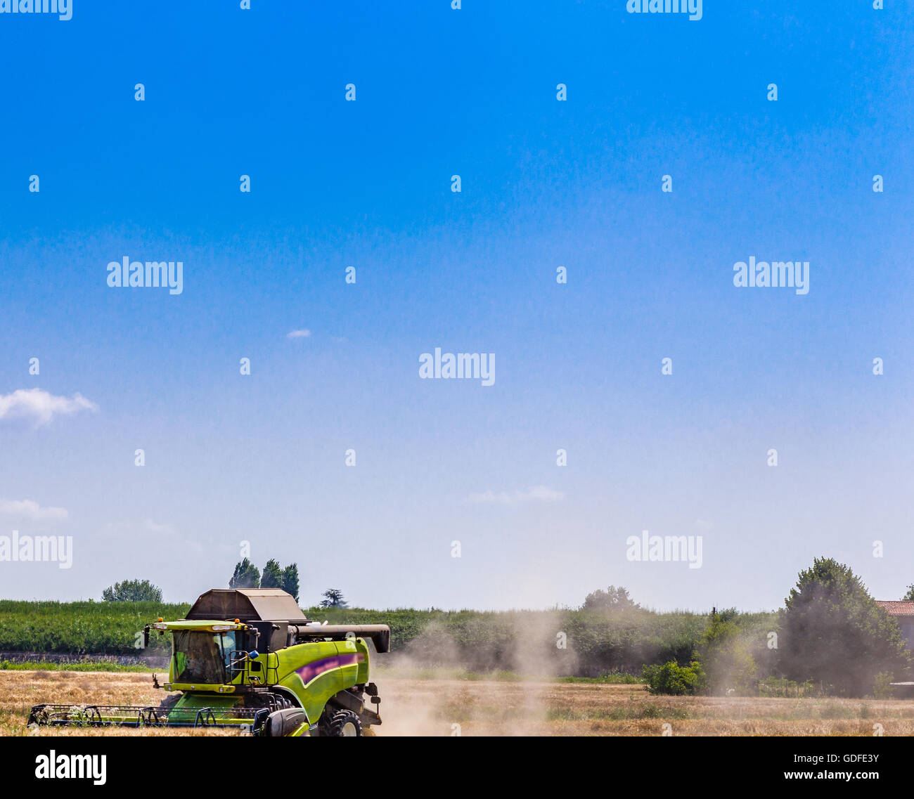Threshing wheat hi-res stock photography and images - Alamy
