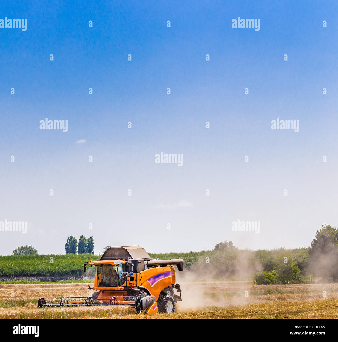 Threshing machine hi-res stock photography and images - Alamy