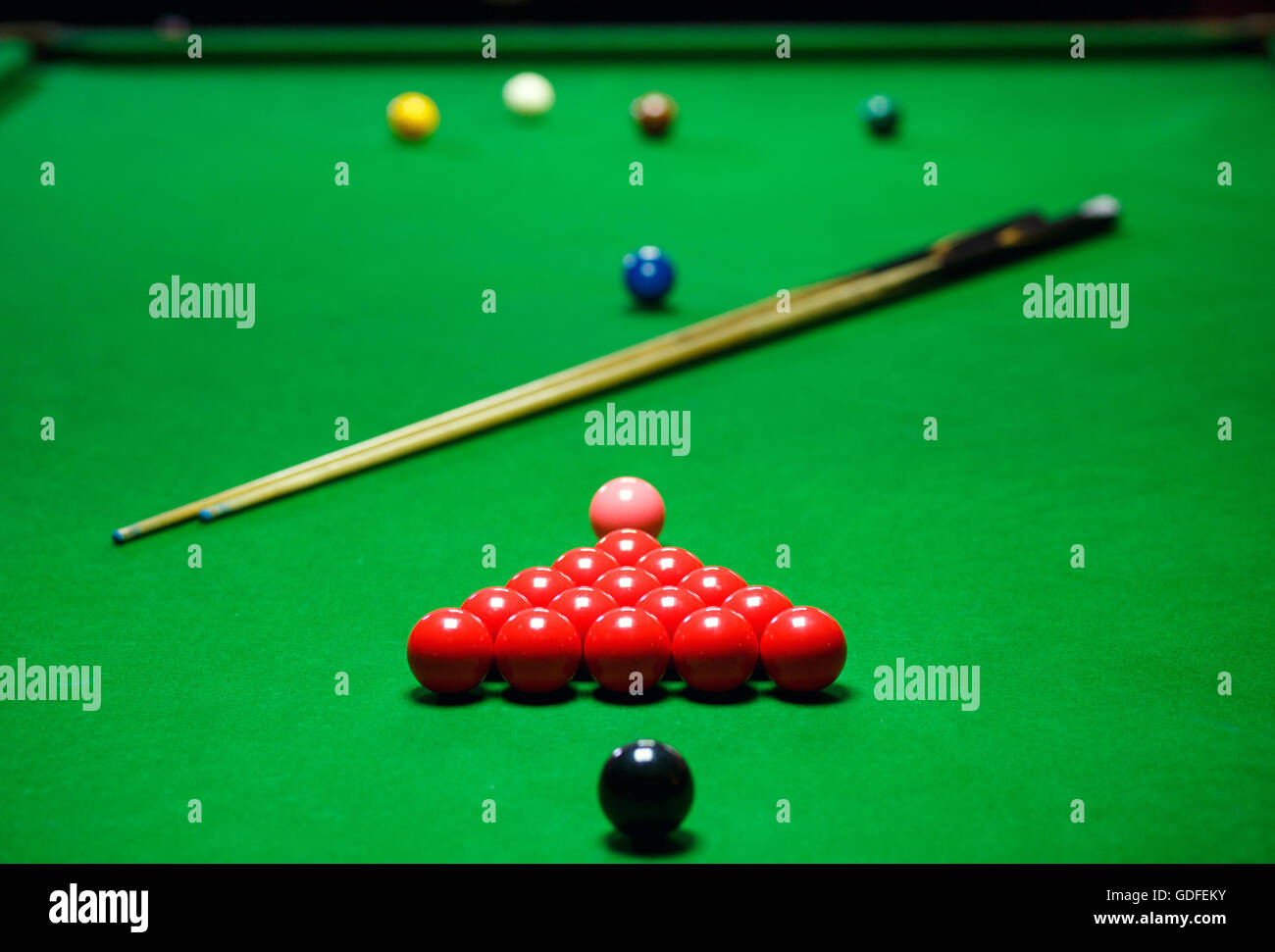 snooker balls set on a green table Stock Photo - Alamy