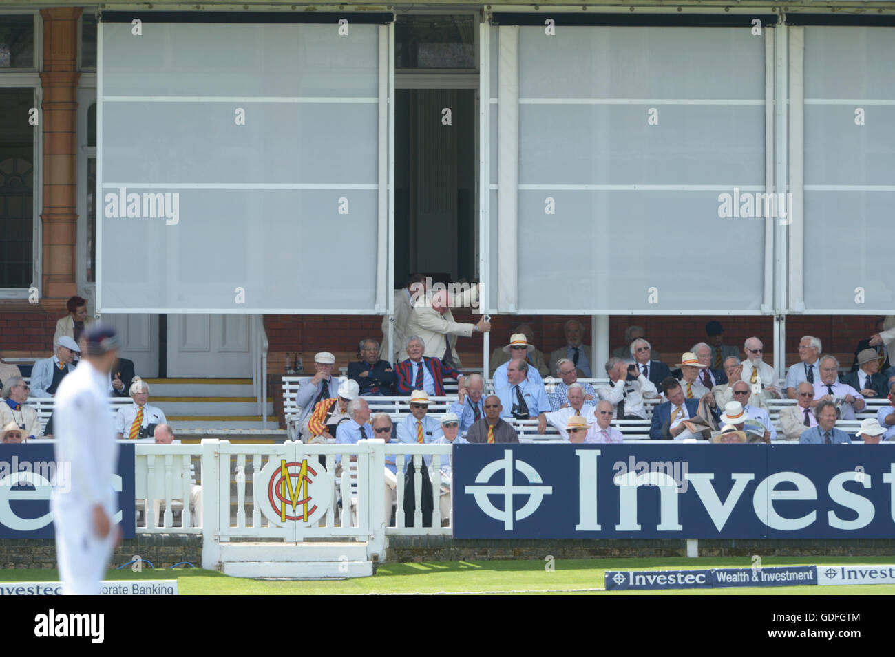 Sightscreen hi-res stock photography and images - Alamy