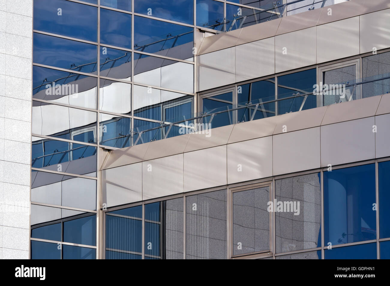 Sunlight reflection building exterior hi-res stock photography and ...