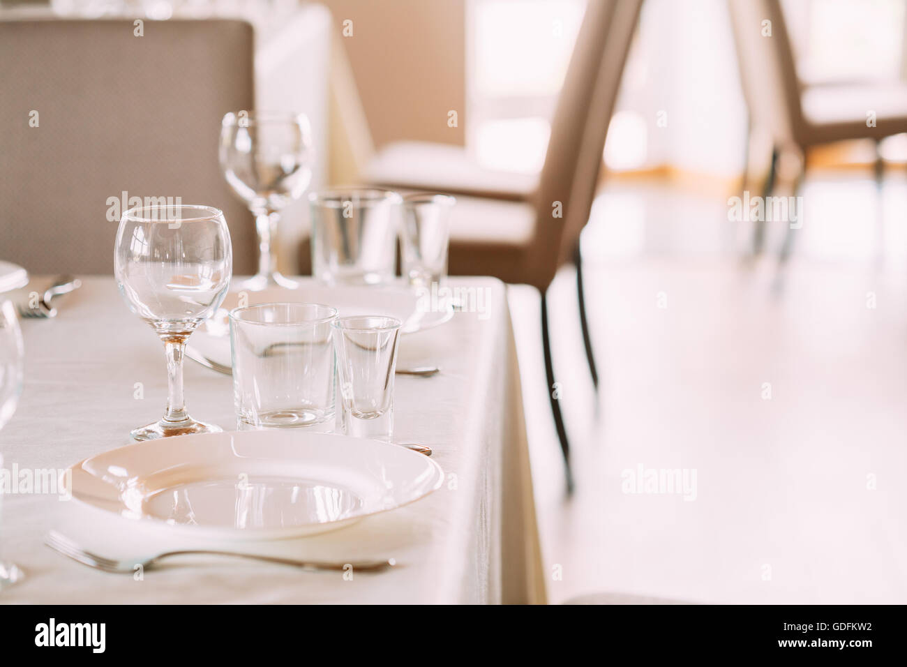 Tables cafe tablecloths hi-res stock photography and images - Alamy