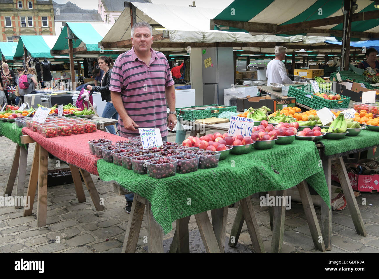 Stall holder at Chesterfield on market day Stock Photo - Alamy