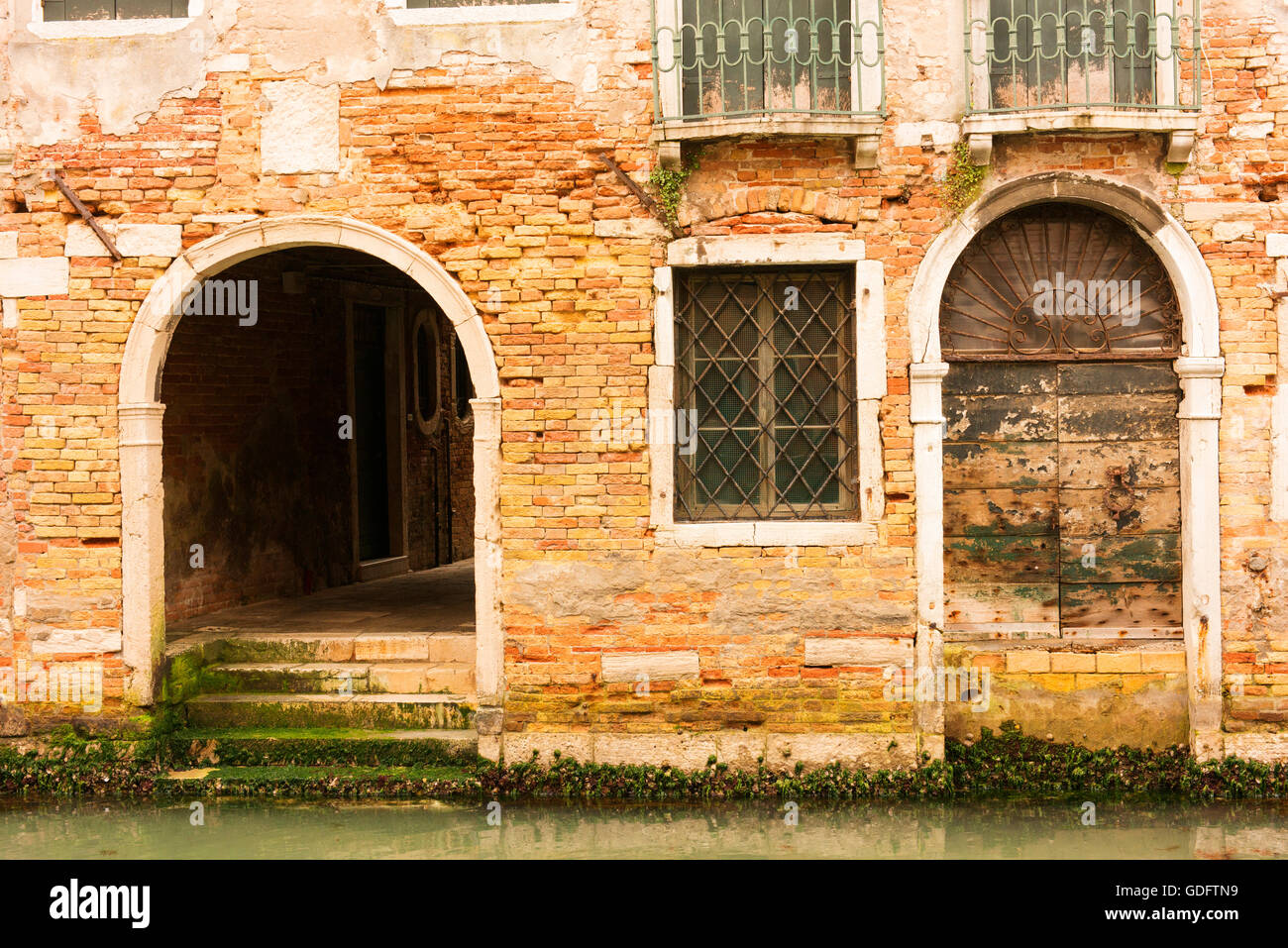 Run down brick building hi-res stock photography and images - Alamy