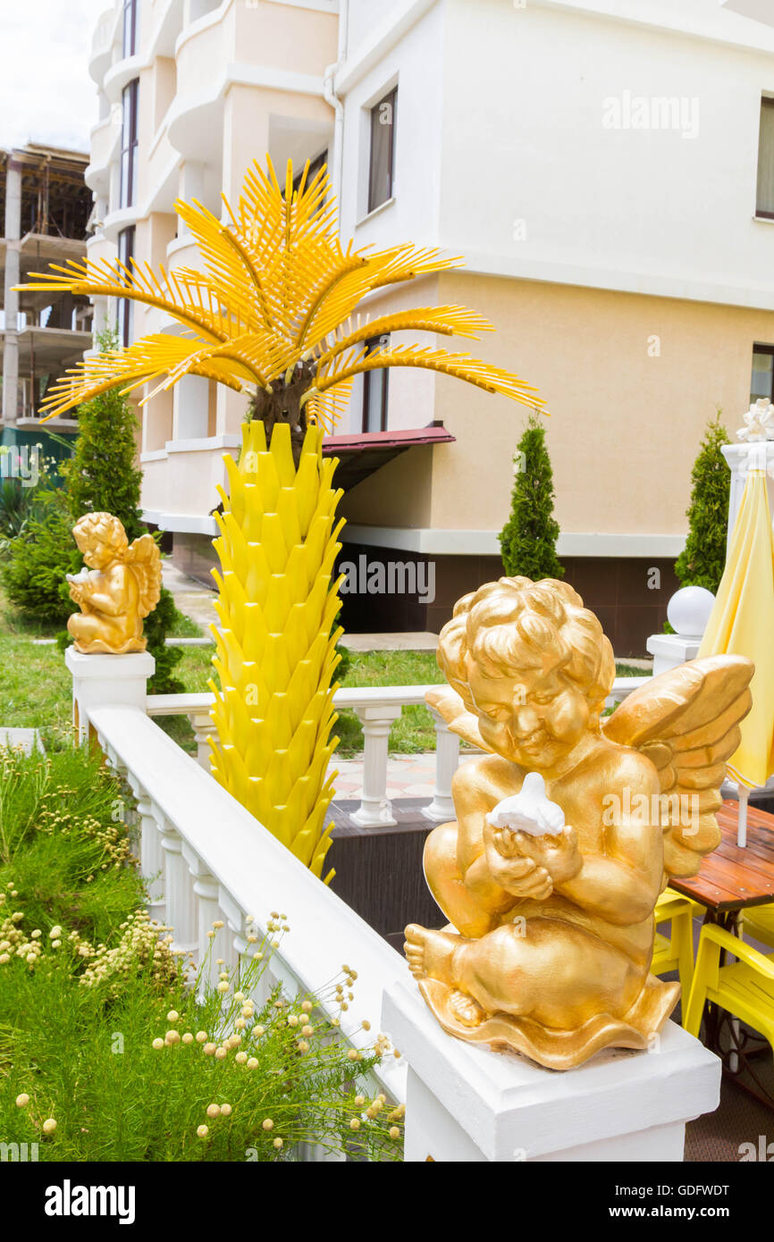 Golden angel statue hi-res stock photography and images - Alamy