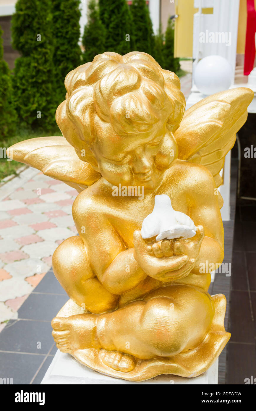 Golden angel statue hi-res stock photography and images - Alamy