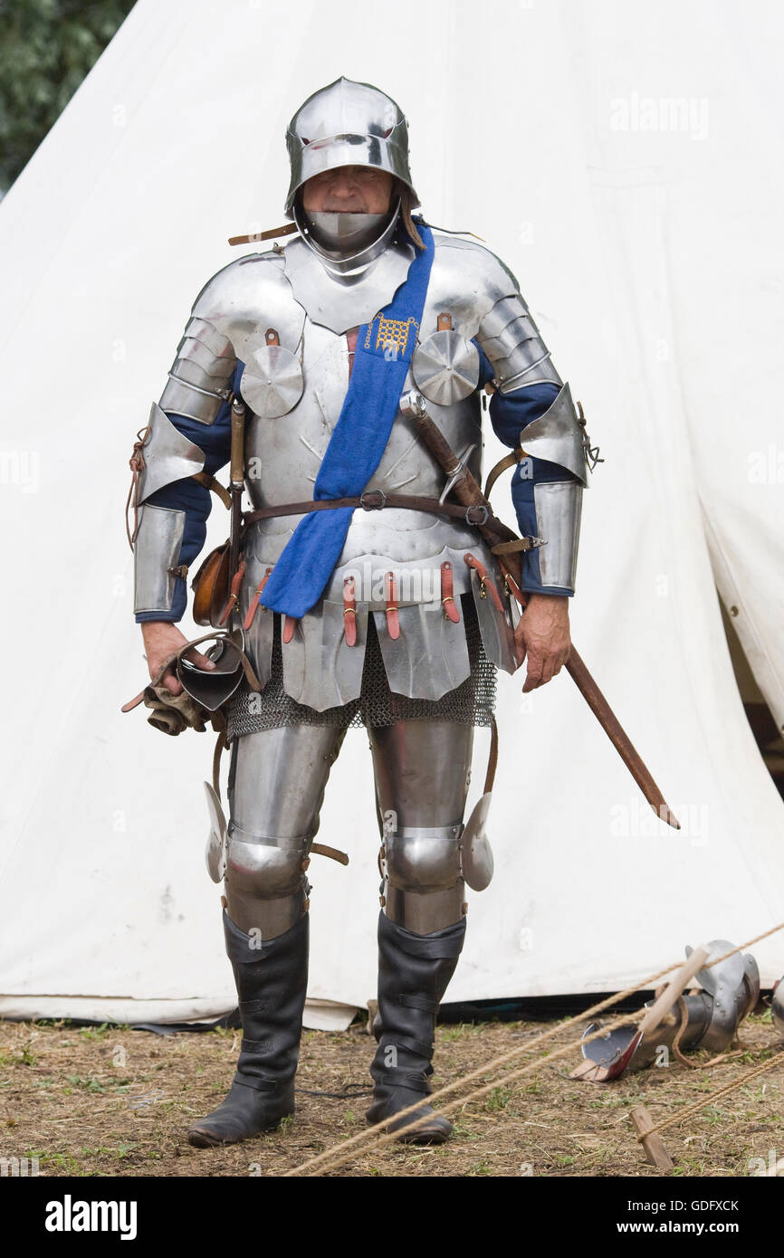 Medieval lancastrian knights battle ready at Tewkesbury medieval ...