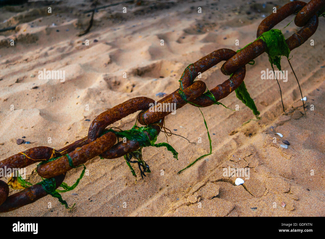 Rusty wet industrial chain hi-res stock photography and images - Alamy