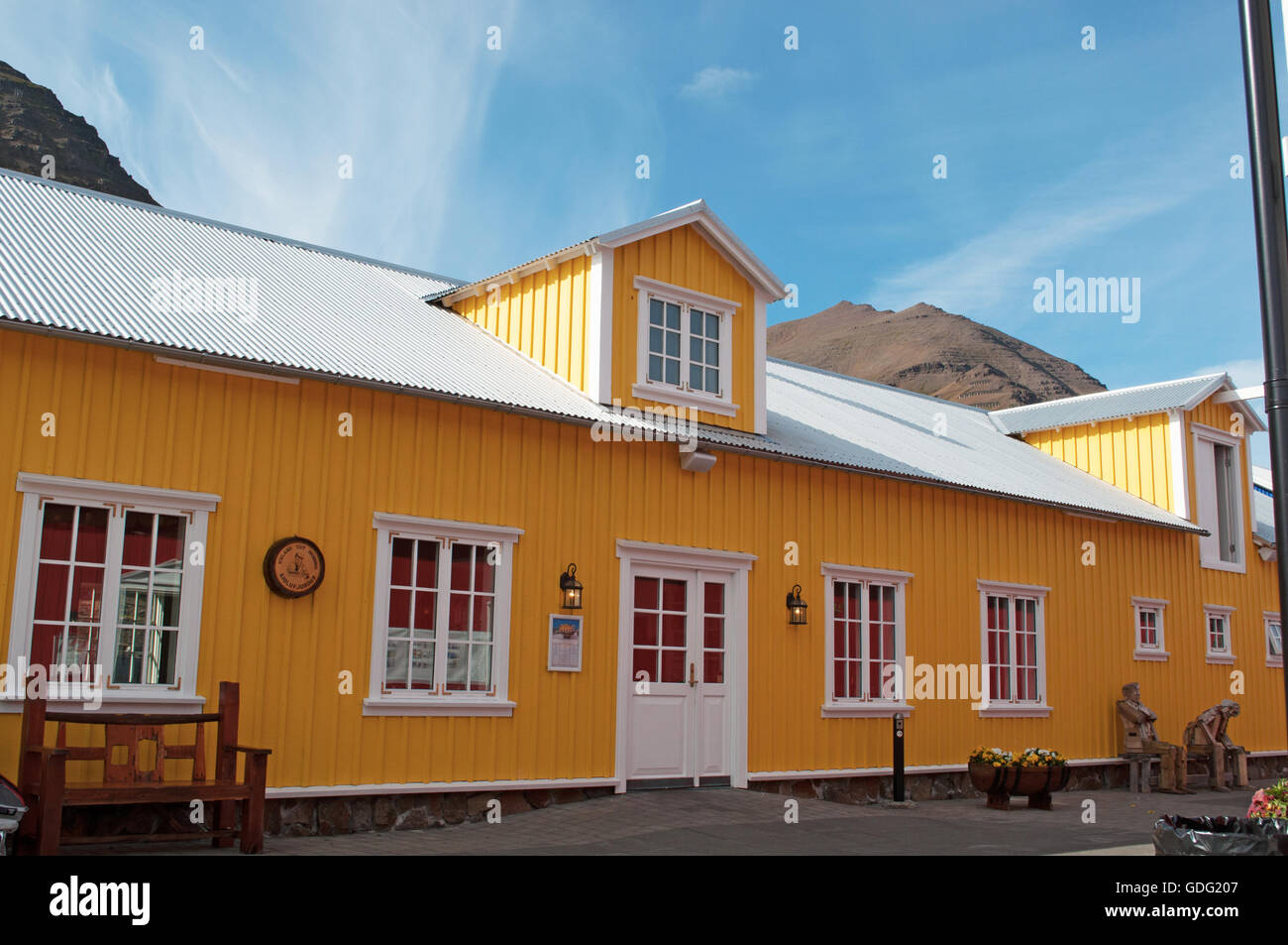 One yellow bar hi-res stock photography and images - Alamy