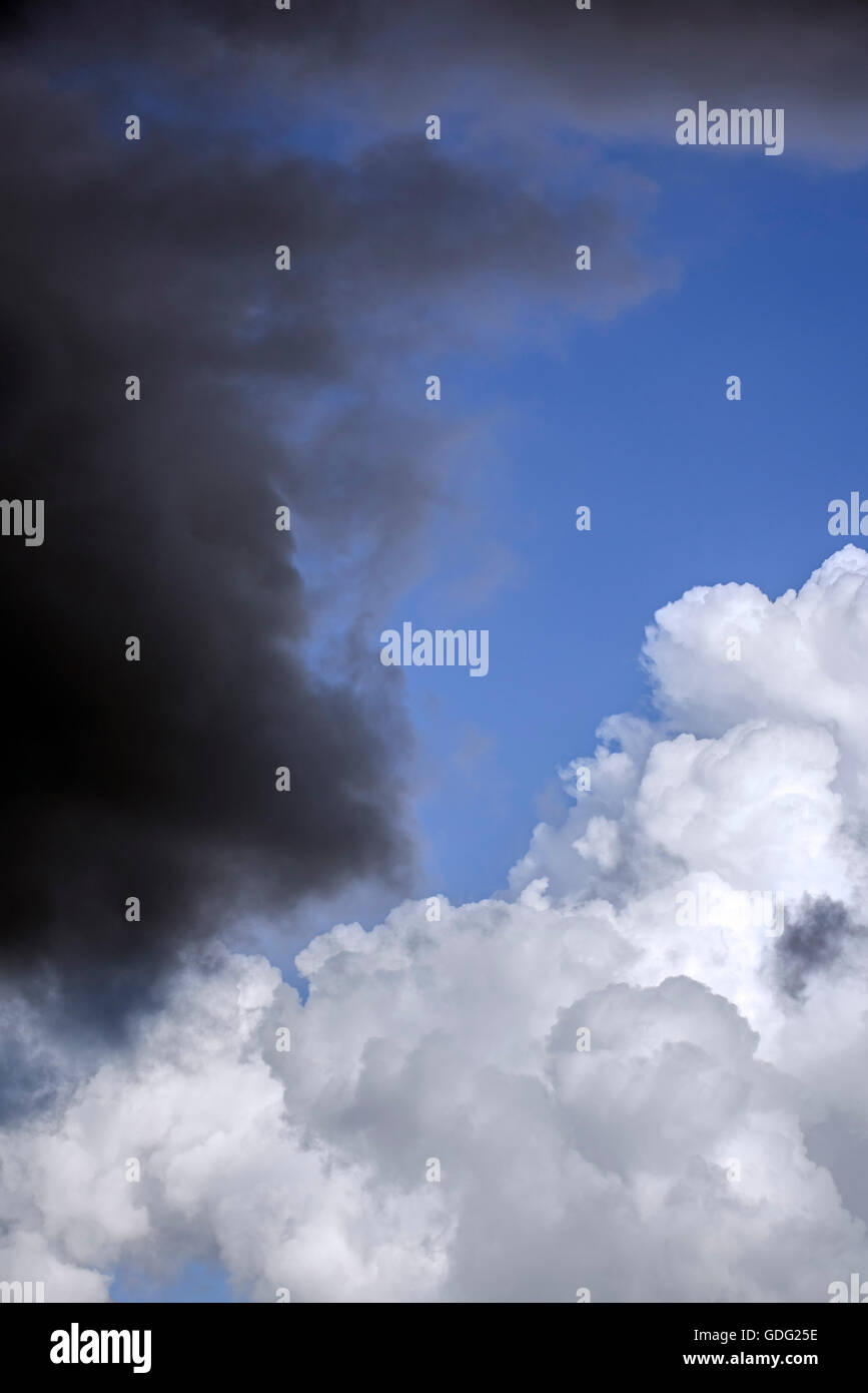 Towering cumulonimbus cloud hi-res stock photography and images - Alamy