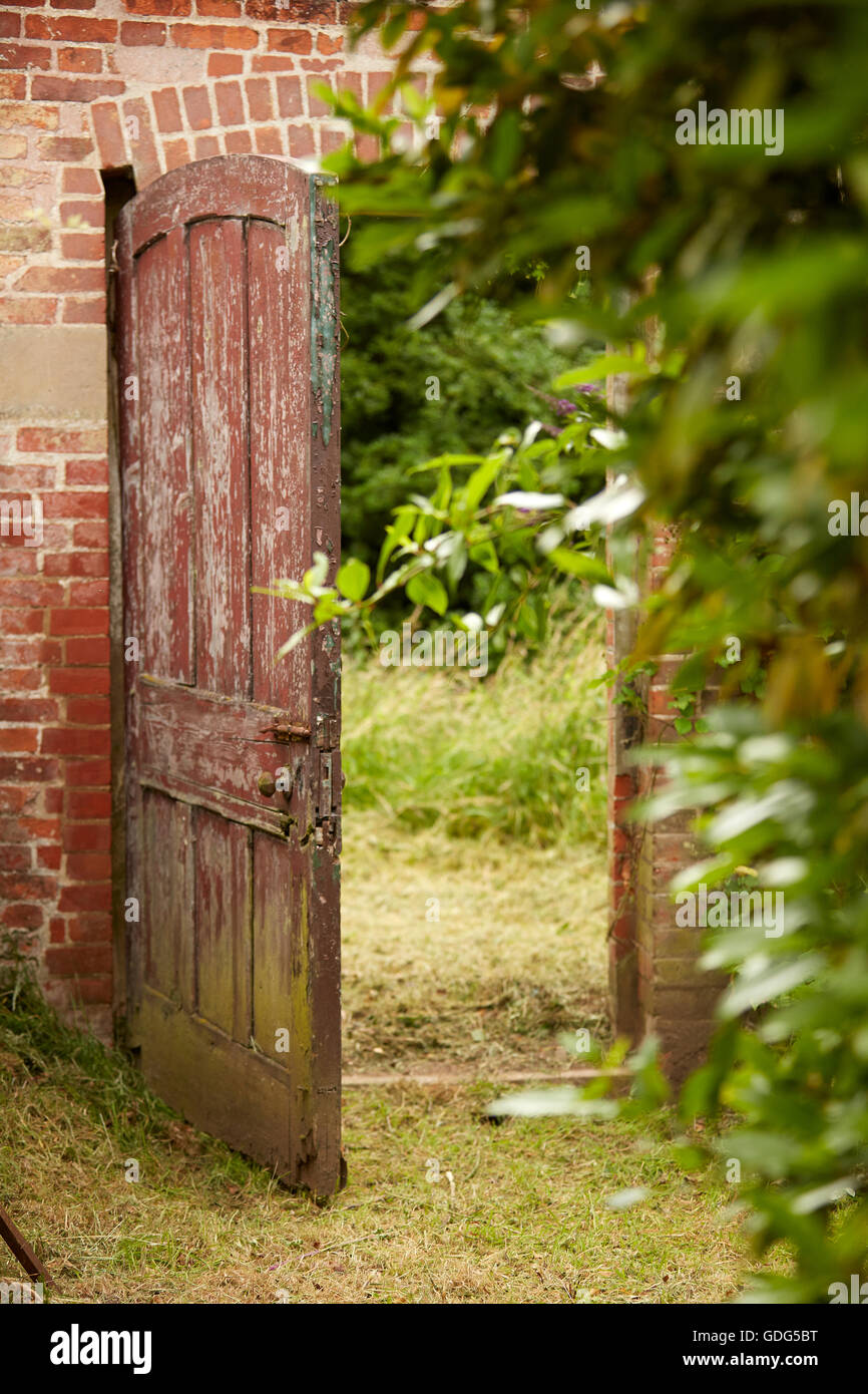 Walled garden gate hi-res stock photography and images - Alamy