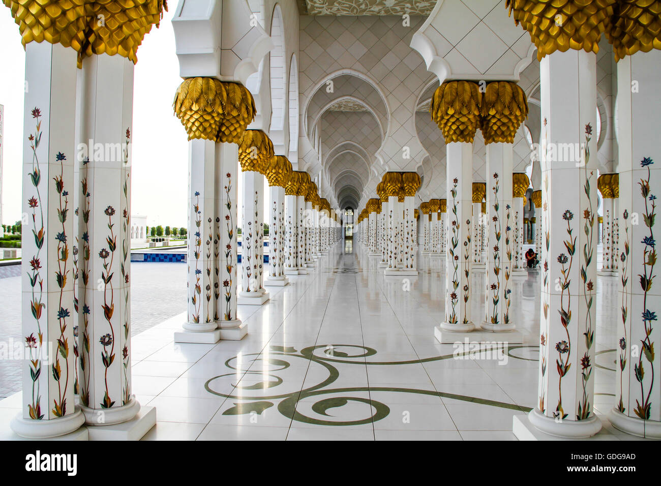 Columns in Sheikh Zayed Grand Mosque Abu Dhabi Stock Photo - Alamy