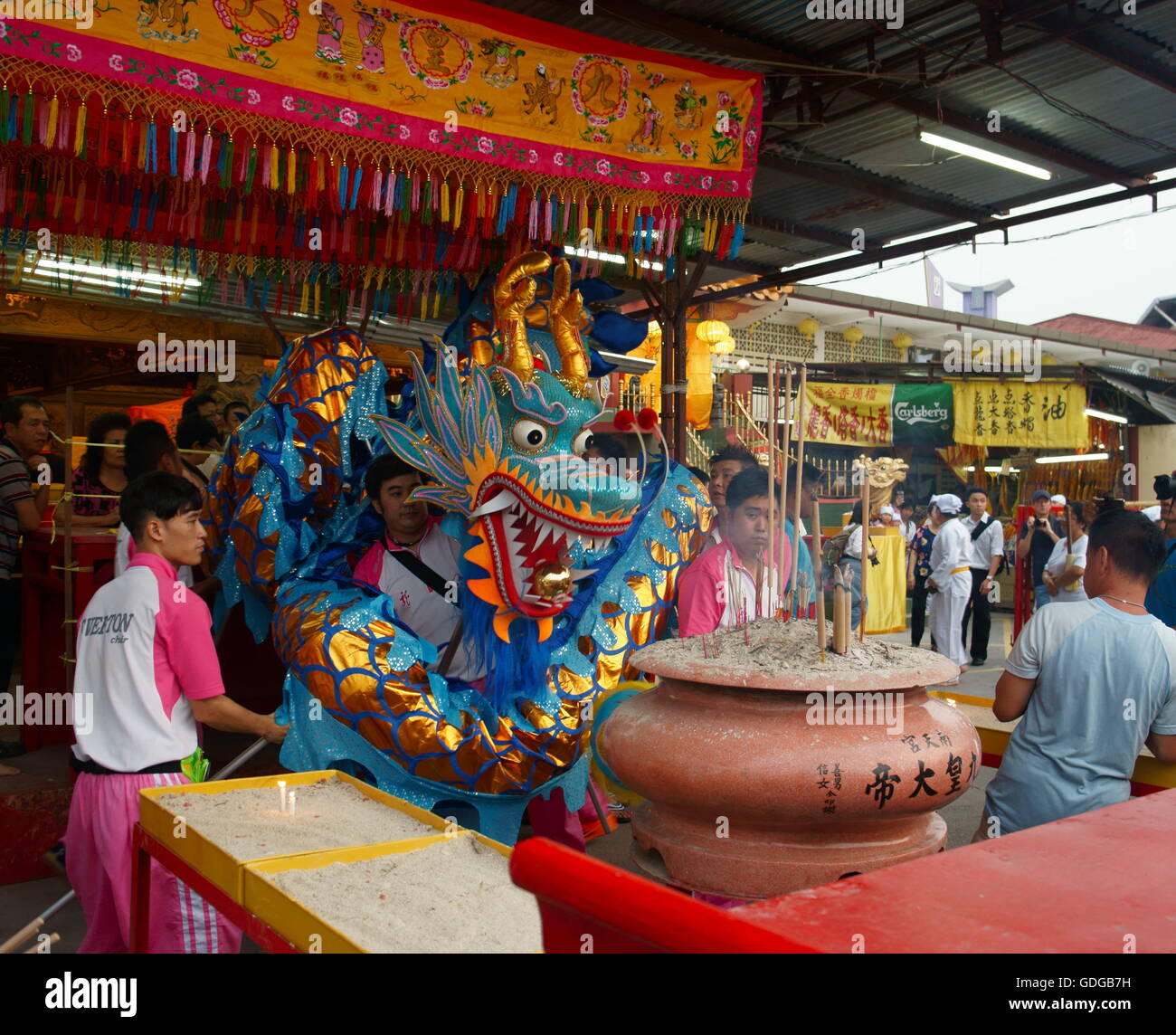 dragon dance troop offering prayers Stock Photo - Alamy
