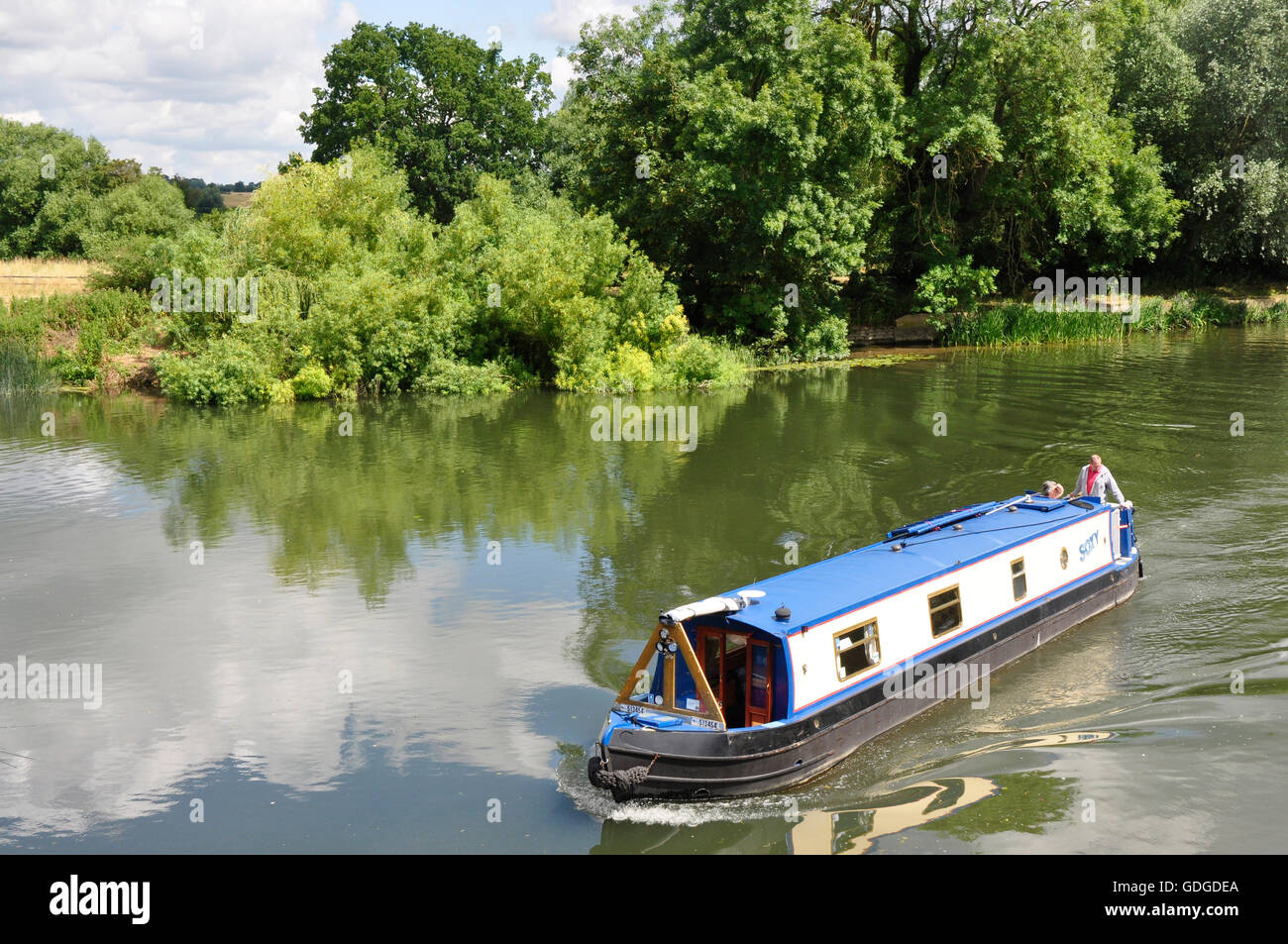 Berkshire - river Thames at Sonning - old bridge viewpoint- passing ...
