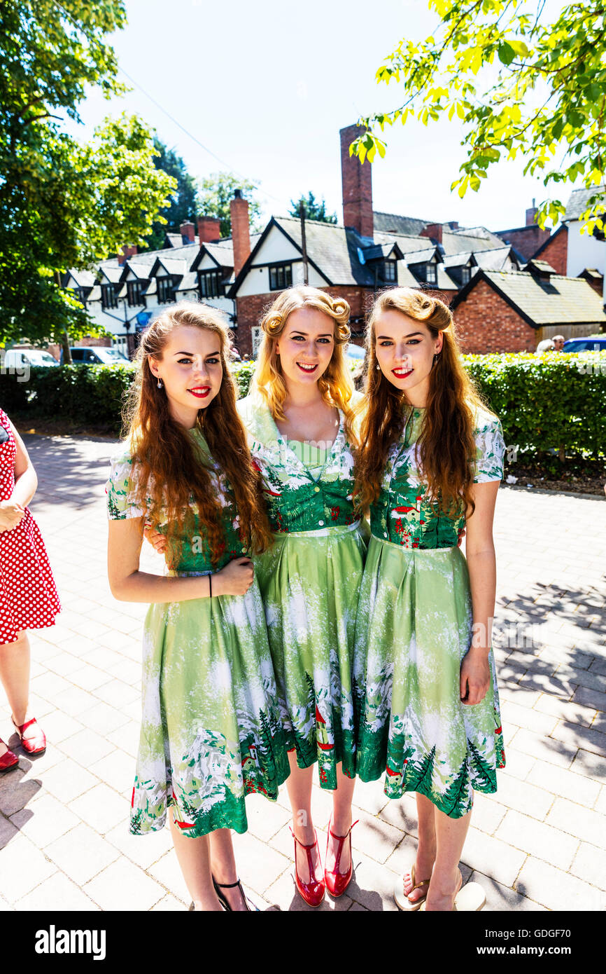 Singing sisters hi-res stock photography and images - Alamy