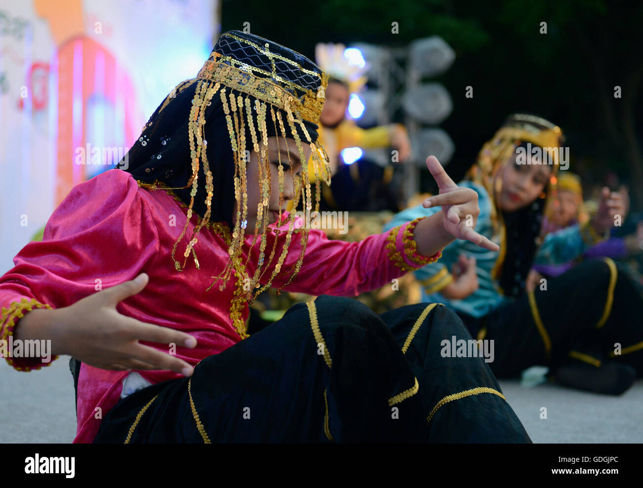 Thai muslim girl hi-res stock photography and images - Alamy