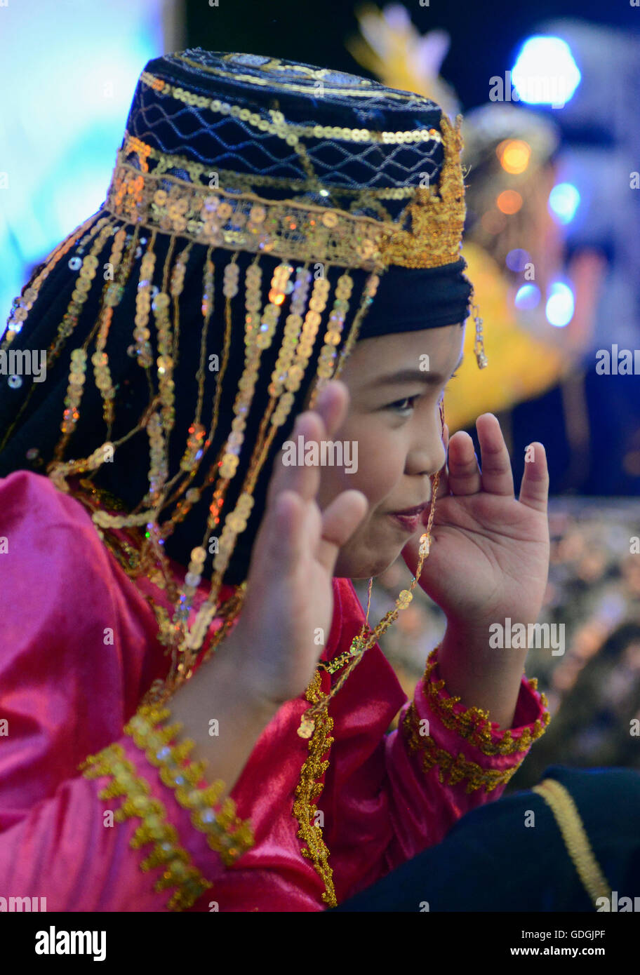 childern of Thai muslim tradition at the Santichaiprakan Park at the ...