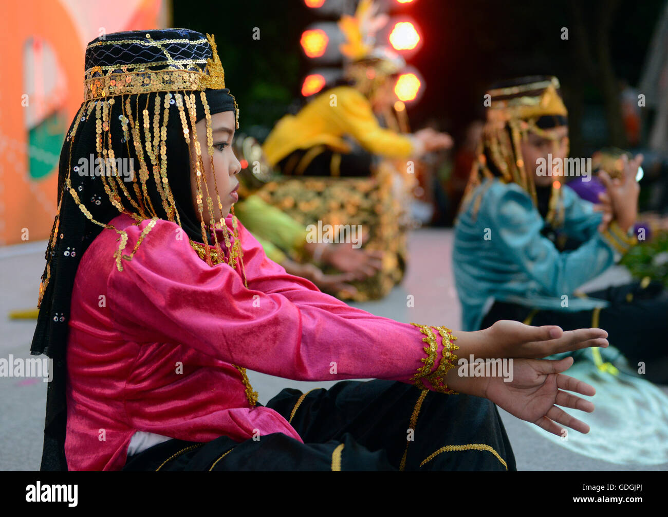 Thai muslim girl hi-res stock photography and images - Alamy