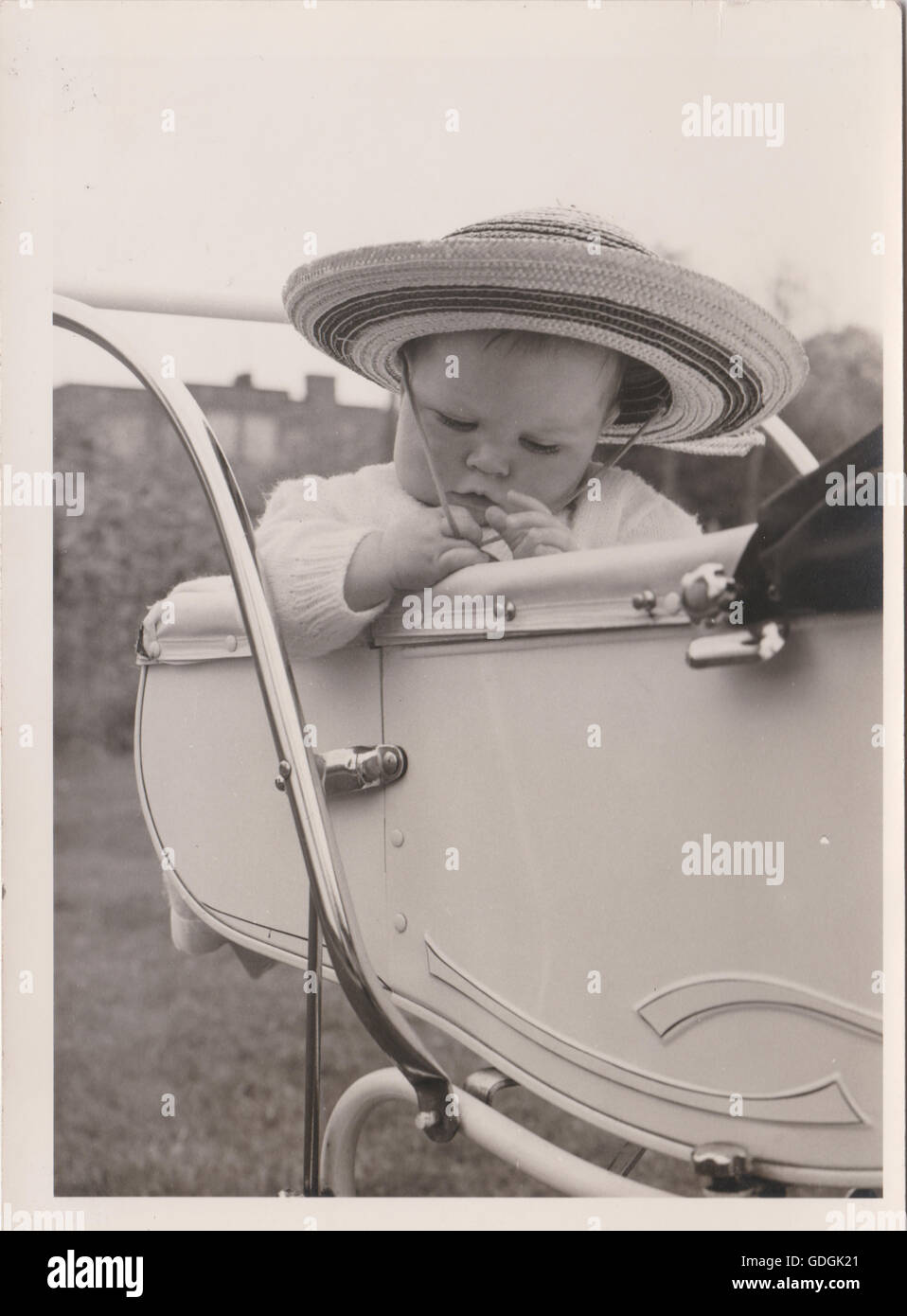 1950s baby black and white hi-res stock photography and images - Alamy