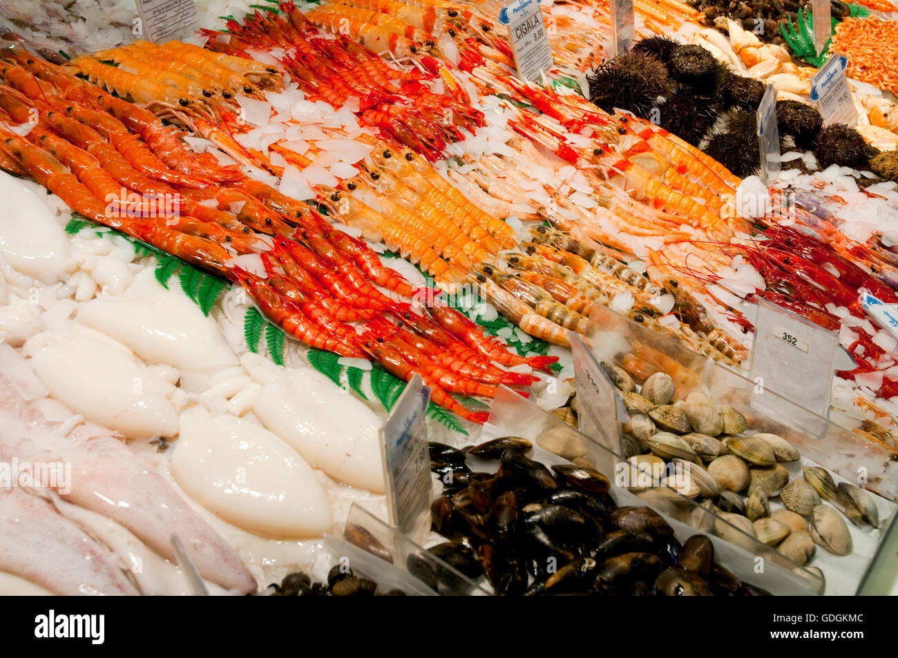 Seafood market stall shellfish hi-res stock photography and images - Alamy