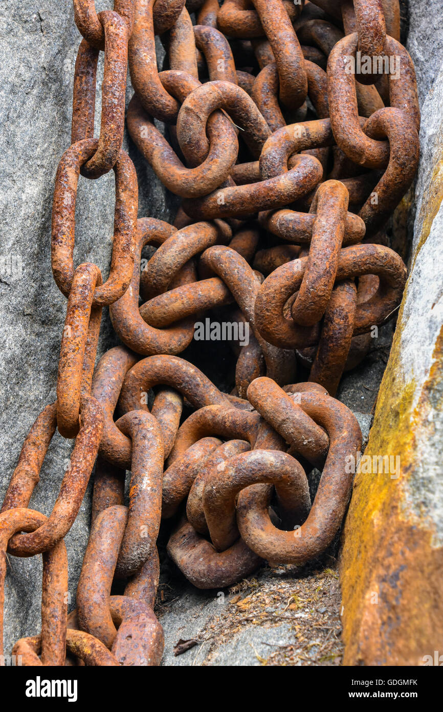 Heavy iron chains hi-res stock photography and images - Alamy