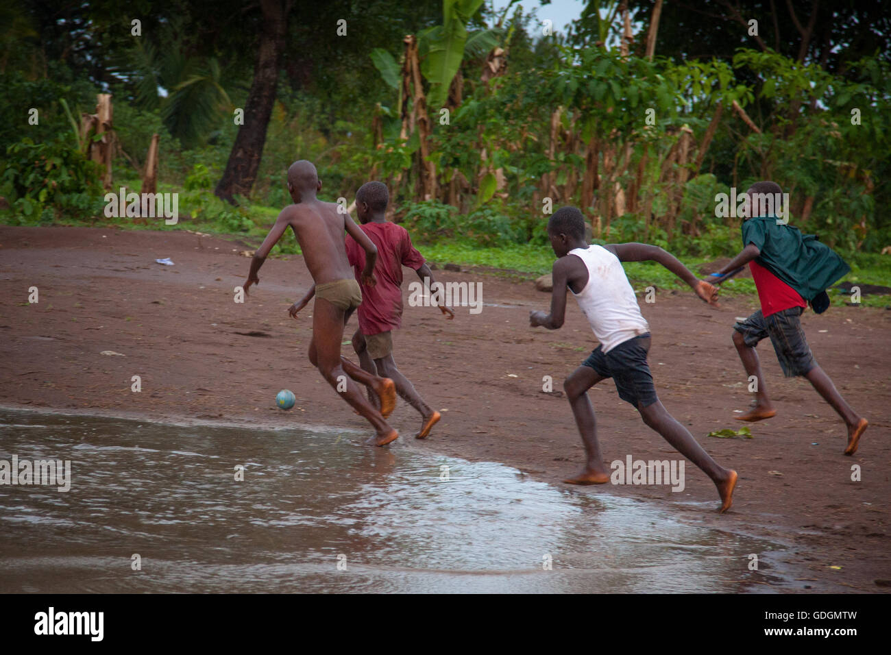 African children playing river hi-res stock photography and images - Alamy