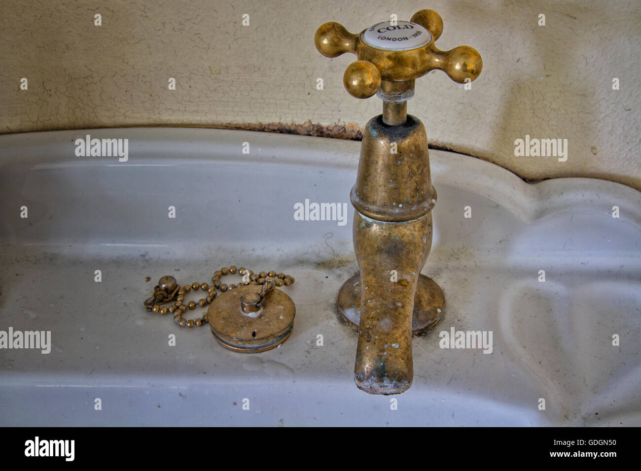 Hand basin hi-res stock photography and images - Alamy