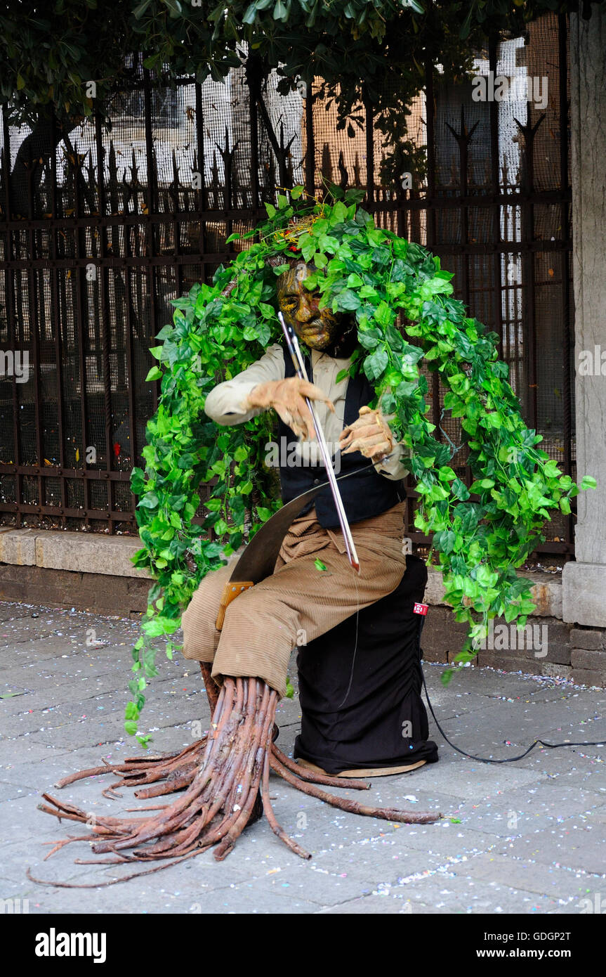 Man wearing tree costume hi-res stock photography and images - Alamy