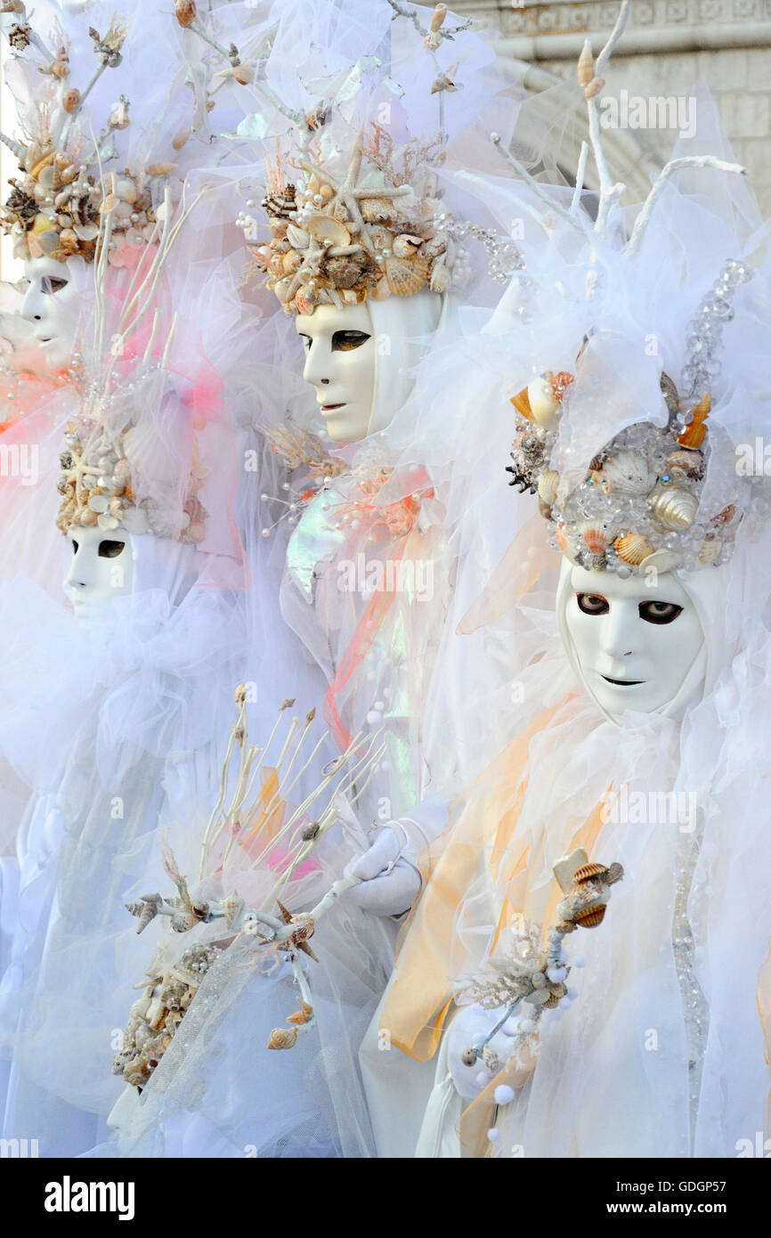 People wearing volto masks at the Carnival of Venice Stock Photo - Alamy